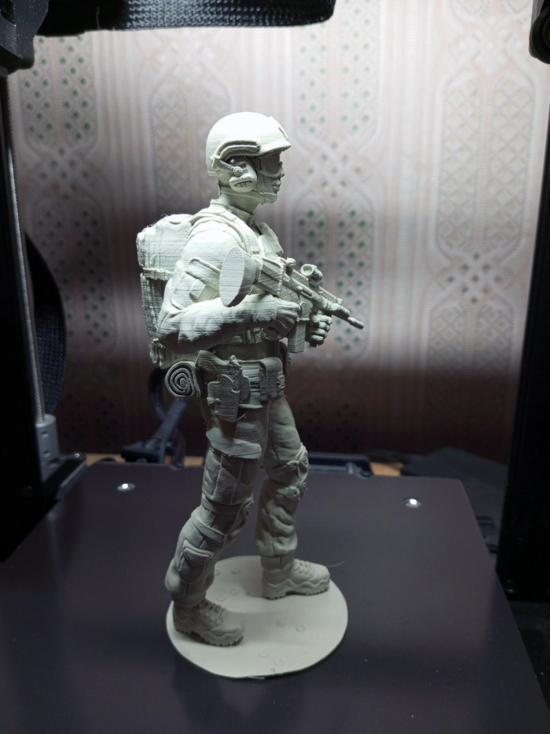 Military man with an assault rifle Fn Scar L 3Dプリントモデル in 彫刻 3DExport